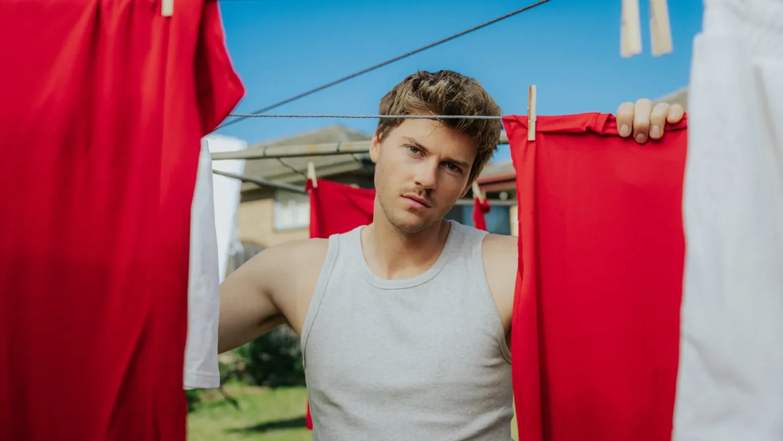 Ruel lança "Kicking My Feet" e novo single "The Suburbs" | Disconecta