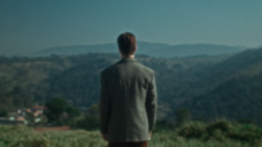 Lavolta transforma o caos em calma no clipe ‘Yoga’ | Disconecta